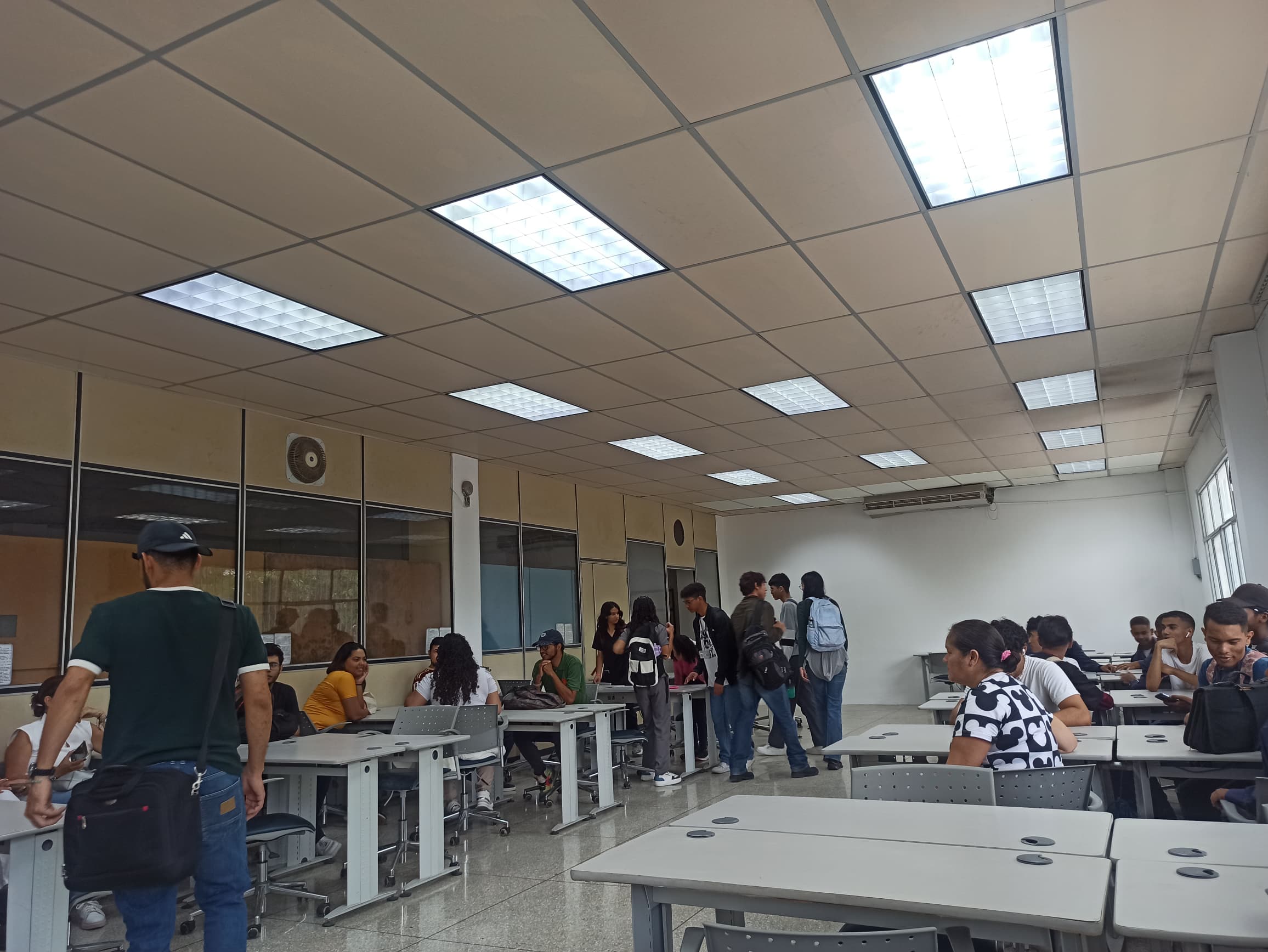Reapertura de la Biblioteca Rental en la Escuela de Ingeniería Civil de la UC - FMUC 104,5 ...